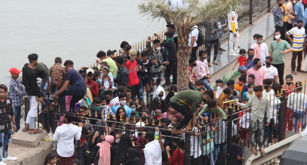 Hundreds gather at Bandra Reclamation - Bandra Buzz