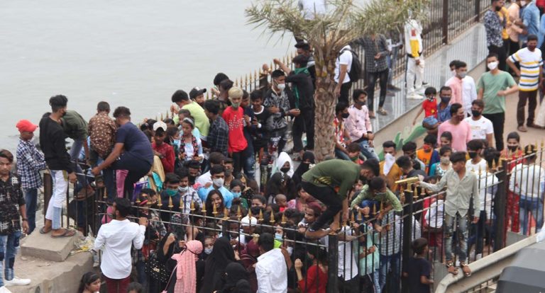 Hundreds gather at Bandra Reclamation - Bandra Buzz